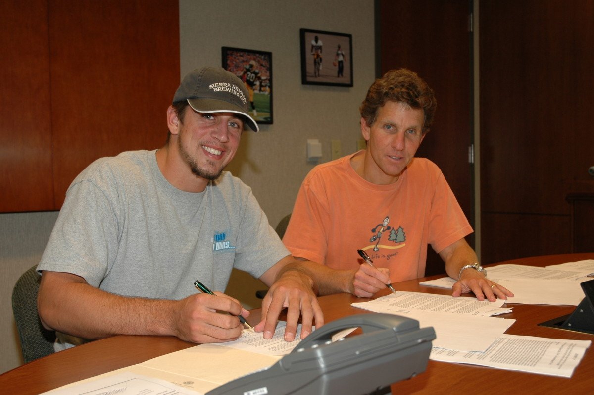 Breaking news : Aaron Roger sign five years contract back with Green ...